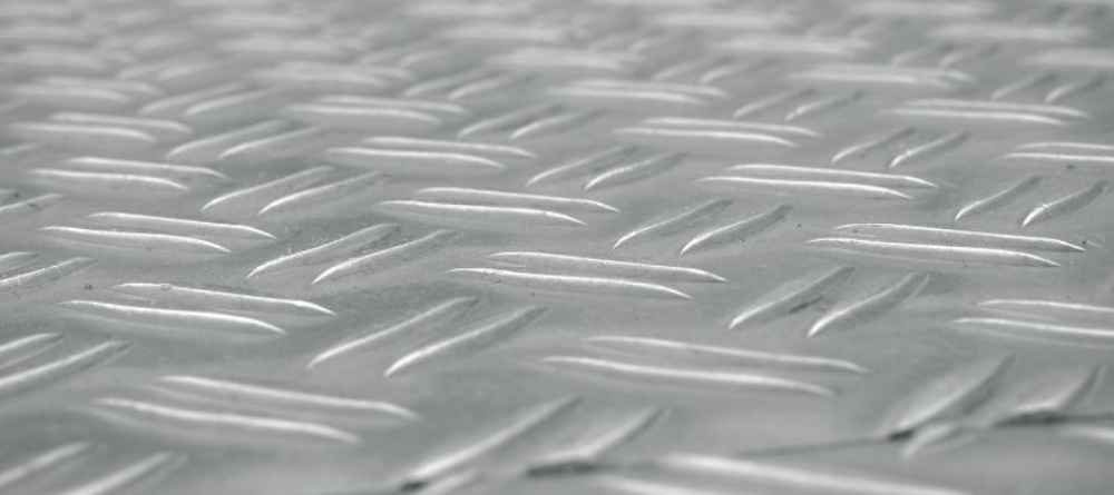 Piso metálico resistente à corrosão: Qual a aplicação ideal? - Metal ...